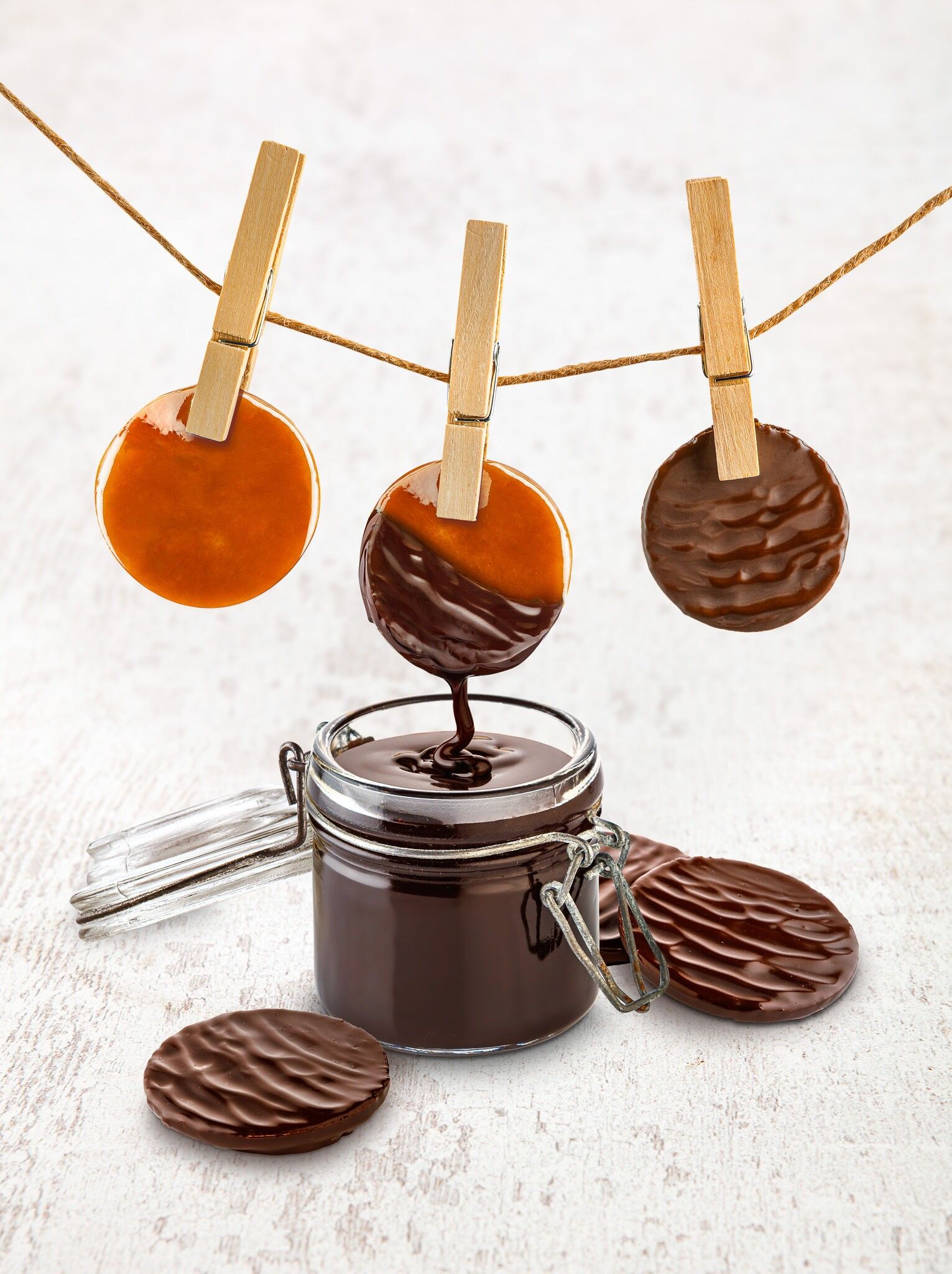 Buy wholesale Caramel disc coated in dark chocolate - 125g box - Heart ...